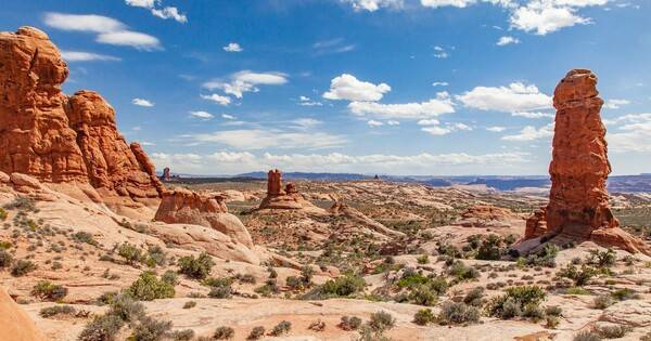 Balade dans les roches rouges - Out Of Office